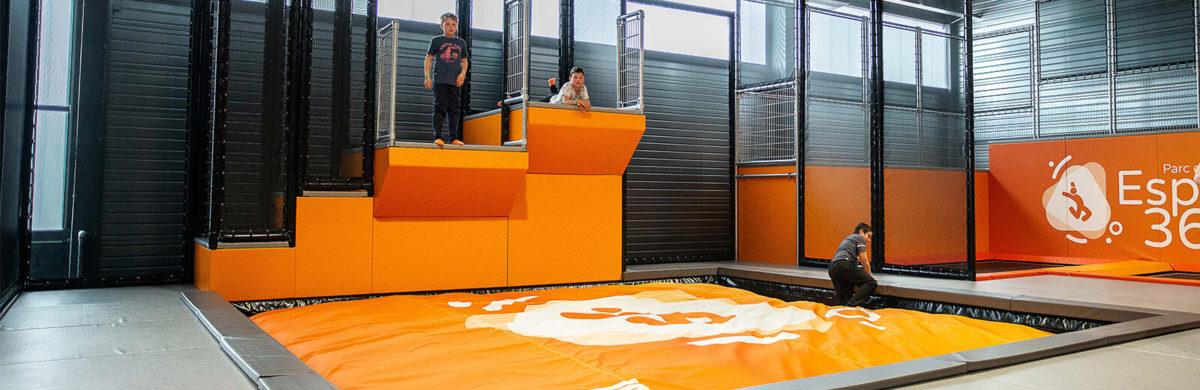 Der Jumpturm, ermöglicht Saltos in der Luft! | ELI Play